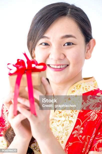 행복 한 중국 새 해입니다 흰색 배경에 고립 된 선물 상자를 들고 아시아 여자 1월에 대한 스톡 사진 및 기타 이미지 1월