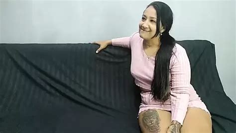 性感的金发女同性恋在野外亲吻和玩弄假阳具 Xhamster