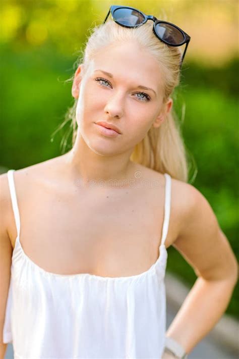 Zufälliges Junges Blondes Mädchen Vor Bretterzaun Stockfoto Bild Von Lebensstil Attraktiv