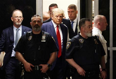Donald Trump ingresa a Corte en Nueva York juez leerá los cargos en su contra