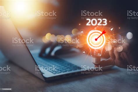 2023년 사업 성장 사업가 손 입력 노트북 가상 목표와 대상 아이콘 비즈니스 전략 실행 계획 복사 공간을 통한 성공적인