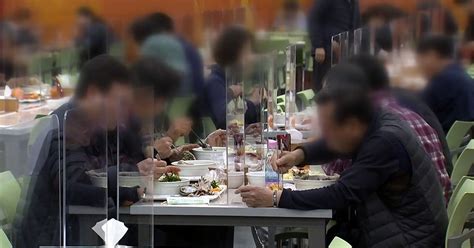고강도 사회적 거리두기 → 생활방역 언제쯤다음 주말 결론