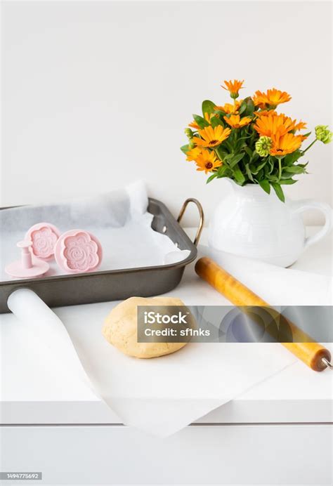 꽃 롤링 핀 오렌지 꽃 꽃다발 및 베이킹 트레이의 형태로 곰팡이로 쿠키를 만들기위한 반죽 준비 가족과 요리의 개념 0명에 대한 스톡 사진 및 기타 이미지 Istock