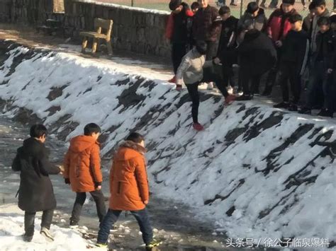 阜陽大雪後的天然滑冰場，你怎麼看 每日頭條