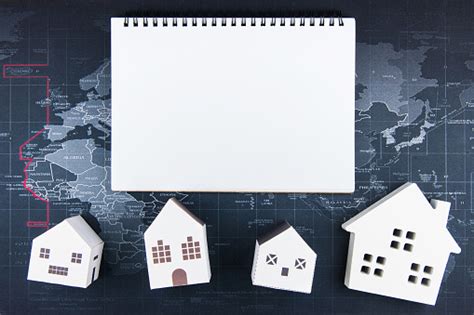 메시지에 대 한 복사 공간 세계 지도 배경에 빈 노트북 흰 종이 종이 집 모델의 최고 보기 부동산 개념 세계지도에 대한 스톡 사진 및 기타 이미지 Istock