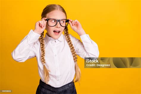 노란 색 배경에 고립 된 빈 공간에 관심이있는 쾌활한 학생 터치 안경의 사진 교복에 대한 스톡 사진 및 기타 이미지 교복