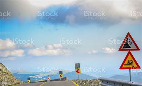 道路標識は山で落石の危険なターン警告します アスファルトのストックフォトや画像を多数ご用意 アスファルト クローズアップ リスク