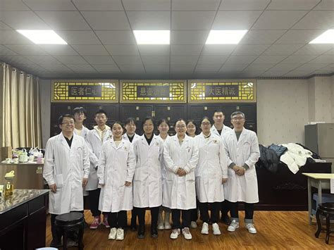 山西大同大学 中医药健康服务学院 校工会主席侯桂兰同志调研中医药健康服务学院义诊工作