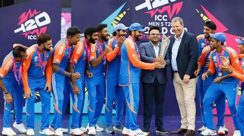 मुंबई में टी20 विश्व कप विक्ट्री परेड के दौरान कई प्रशंसक हुए घायल