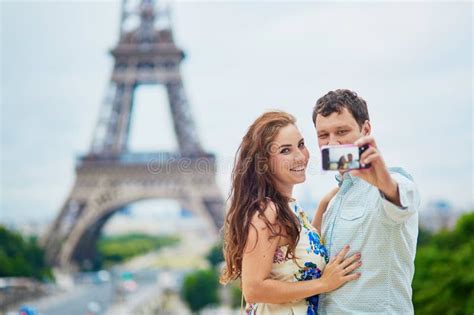 Pares Cari Osos Rom Nticos Que Tienen Una Fecha Cerca De La Torre Eiffel Foto De Archivo