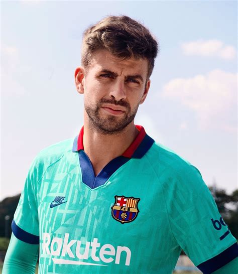 El FC Barcelona hace un guiño a los noventa con una tercera equipación