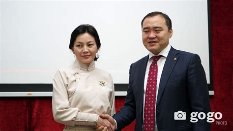 Жүжигчин Р Анхням Алтан гадас одонгоор шагнууллаа