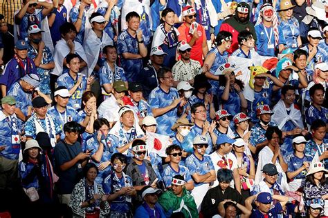 日本サポーターのゴミ拾いは「最高の文化」 W杯の振る舞いを英紙称賛「大会の伝統だ」 The Answer