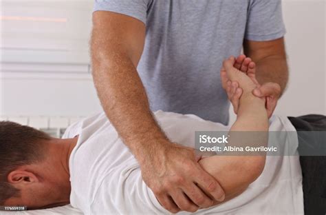 척추 지압 골병증 치료 허리 통증 완화 남성 환자를위한 물리 치료 스포츠 부상 회복 운동학 건강관리와 의술에 대한 스톡 사진 및 기타 이미지 Istock