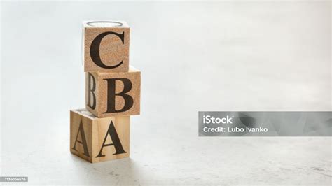세 개의 나무 조각 더미문자 Cba는 그들에 비용 혜택 평가 오른쪽에 더 많은 텍스트 이미지 공간을 의미 합니다 0명에 대한