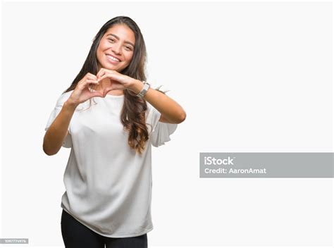 심장 기호와 손으로 모양을 보여주는 사랑에 웃 고 고립 된 배경 위에 젊은 아름 다운 아랍 여자 낭만적인 개념입니다 하트 모양에 대한 스톡 사진 및 기타 이미지 Istock