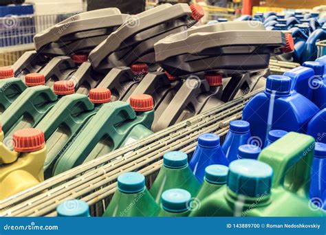 Latas Pl Sticas Coloreadas Con Aceite De Motor Botes En Una Plataforma