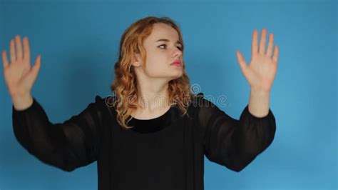 Jovencita Graciosa Con El Pelo Rojo Toca Una Pared Invisible Como Si Estuviera Mostrando Una