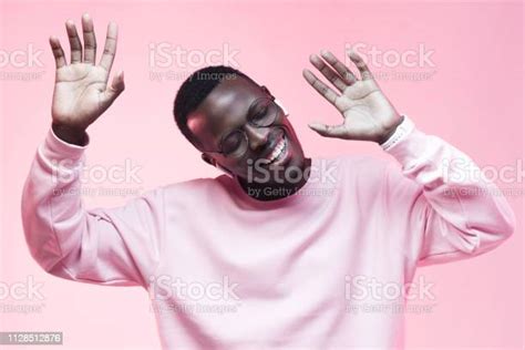 잘생긴 젊은 아프리카계 미국인 남자 댄스 닫힌 눈 분홍색 배경에 고립 된 그의 좋아하는 노래 남자에 대한 스톡 사진 및 기타