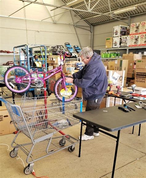 Holidayready Assemblers Bikes Displays Bigboxstore Christmastrees