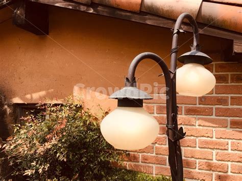 가로등 등불 조명 정원등 옥외등 사진 이미지 일러스트 캘리그라피 비올때생각나는 사람작가