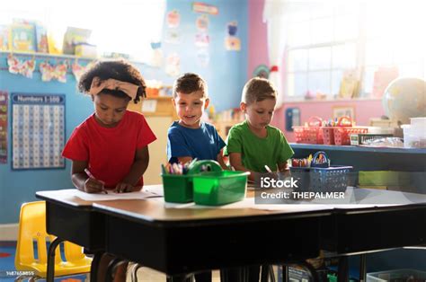 Tres Niños En Edad Preescolar Aprenden Y Crecen Activamente En Un