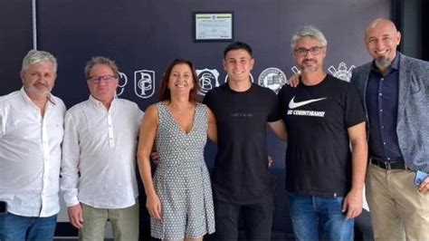 Corinthians Assina Contrato De Empréstimo Com Lateral Esquerdo Do Novo