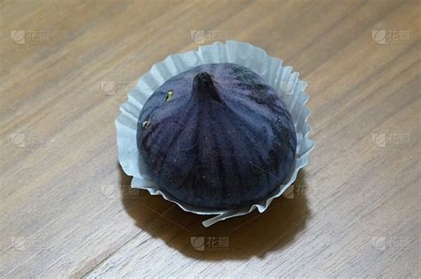 木桌上放着无花果