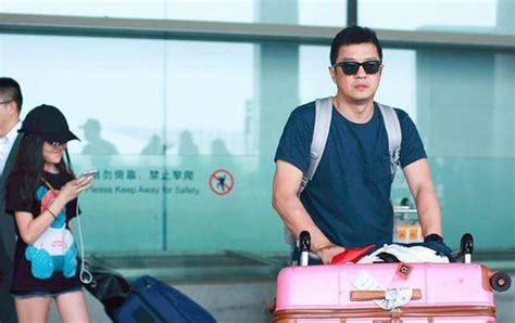 李嫣現身機場逆天長腿搶鏡，網友：王菲知道李亞鵬和女兒的現狀嗎 壹讀