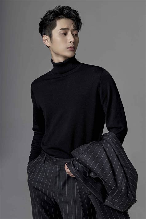 韩承羽最新写真曝光 黑色西装彰显型男气质 眼界，放眼世界