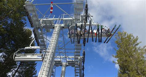 눈 덮인 산에서 스키어가 있는 스키 체어 리프트 벨로우에서 바라보는 시네마틱 뷰 겨울에 대한 스톡 사진 및 기타 이미지 겨울