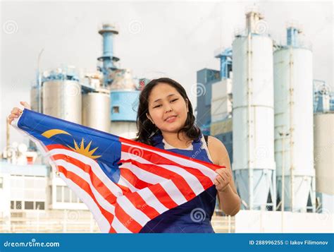 Chica Positiva En Overoles Con Bandera Malasia En Las Manos Contra El