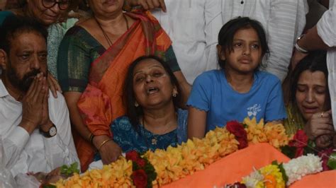 In Photos Udhhav Thackeray And Other Leaders Attend Last Rites Of