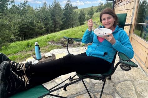 Glumica Branka Pujić Kuva I Sadi Po Bašti Lepa I Srećna