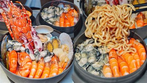 1碗吃得到9種海鮮！超浮誇鍋燒麵塞滿龍蝦、鮑魚，暴量蚵仔麵痛風也要吃