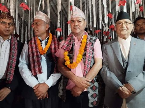 नेकपा एसका प्रसाईंसहित १ सय १ जना एमाले प्रवेश ओलीले गरे स्वागत