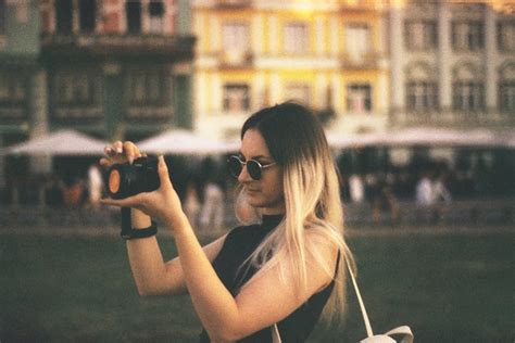 빈티지 스타일로 사진을 찍는 젊은 여성 · 무료 스톡 사진