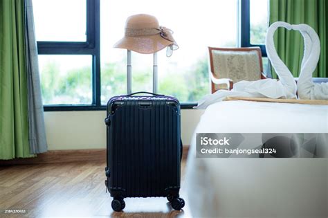객실의 검은 여행 가방 창문 커튼 및 침대가있는 현대적인 호텔 객실의 검은 수하물과 모자 여행 휴식 여행 여행 및 휴가 컨셉의 시간 0명에 대한 스톡 사진 및 기타 이미지
