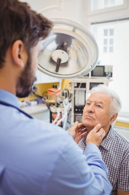 Doctor Examinando A Un Paciente Foto Premium