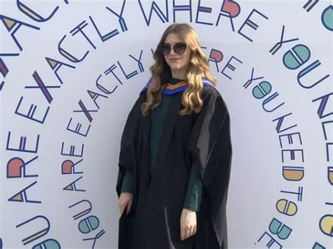 Motivul incredibil pentru care românca din imagine a fost victima discriminării în Anglia Nu