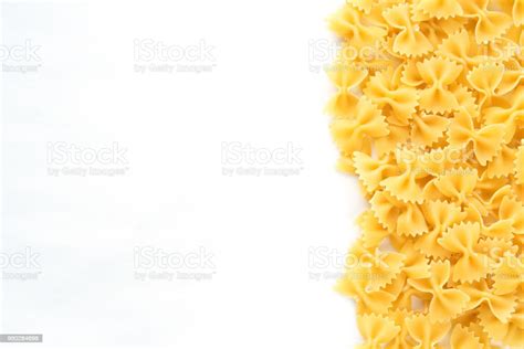 Farfalle 마 카로 니 아름 다운 파스타 오른쪽 흰색 절연 배경 쪽으로 뻗어 있다 상단에서 클로즈업 보기입니다 텍스트에 대