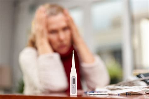 질병 계절 바이러스 문제 개념 온도계의 온도에서 독감에 걸린 노인 여성 온도계에 초점 60 69세에 대한 스톡 사진 및 기타 이미지 60 69세 가정 생활 건강관리와