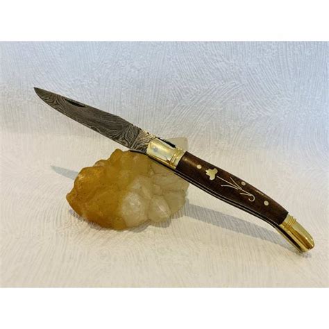 Couteau de poche LAGUIOLE damas avec son manche en bois incrusté