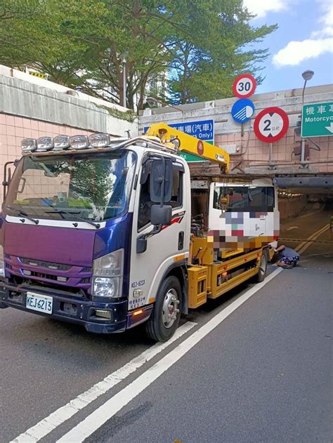 小巴未注意限高硬闖基隆路地下道 車頂慘被削13