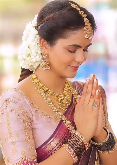 பட்டு சேலையில் அழகில் தேவதையை மிஞ்சிய கயல் சீரியல் நாயகி சைத்ரா ரெட்டி