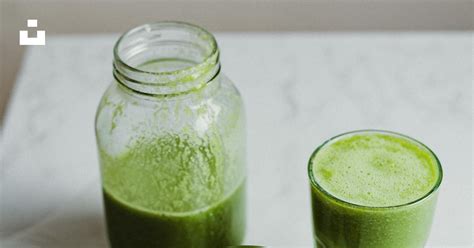 녹색 액체가 든 두 개의 투명 유리 병 사진 Unsplash의 무료 웰빙 이미지