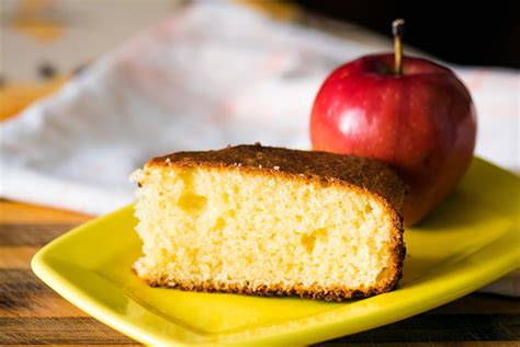 Closeup Apel Dan Sepotong Kue Di Piring Kuning Foto Stok Unduh Gambar