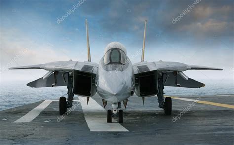 F 14 реактивный истребитель на палубе авианосца вид спереди стоковое