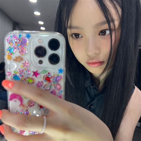 Hanni Phoning Kpop Girls Phone Kpop Girl Groups
