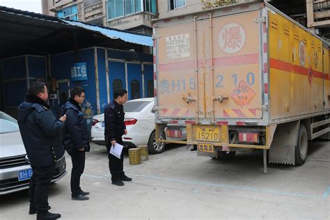 黄平交警进危化品企业开展春节前安全检查